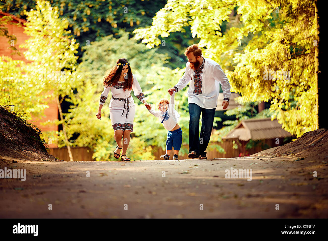 Happy ukrainian family with little son in traditional ukrainian dress ...