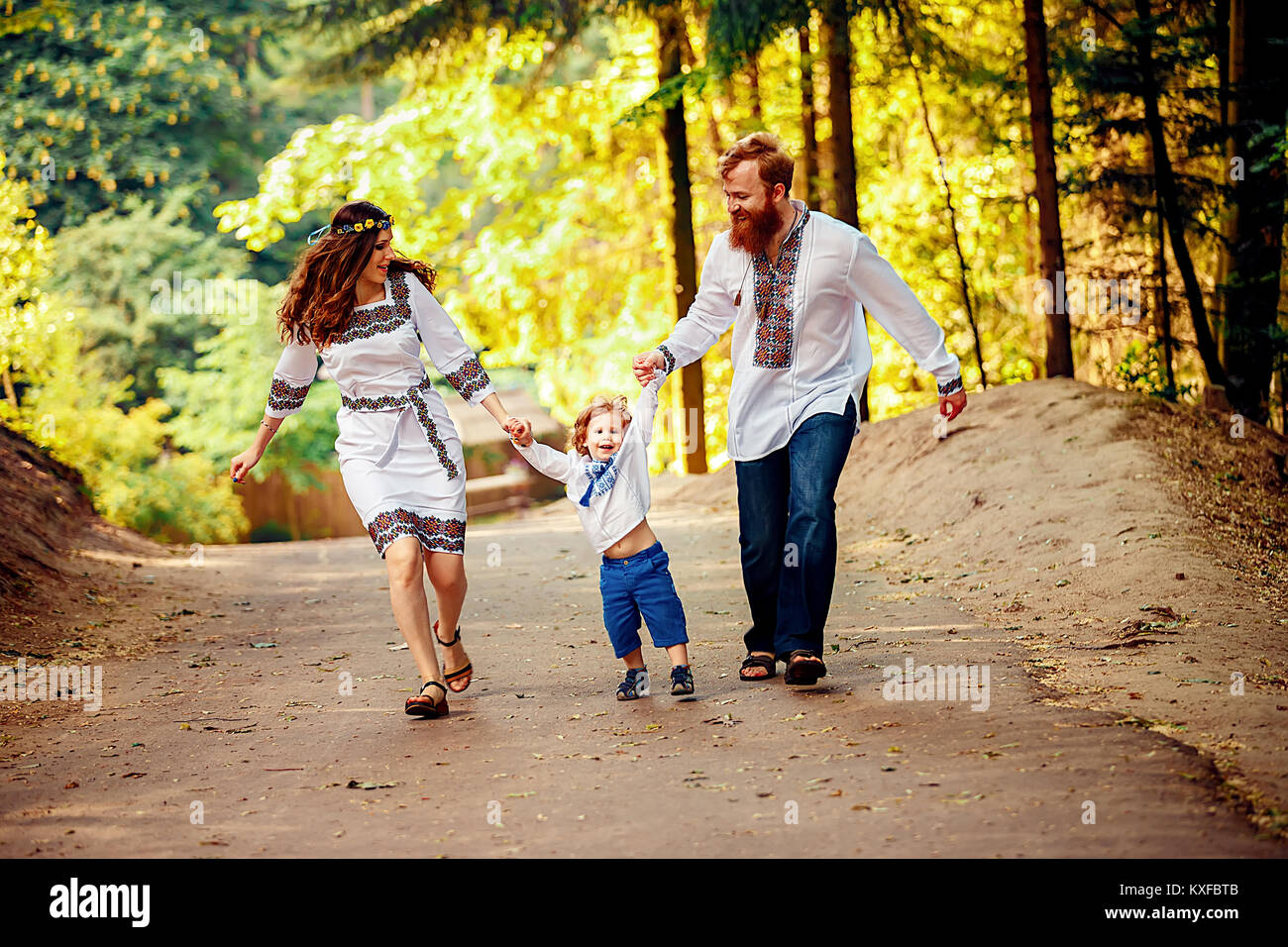 Happy ukrainian family with little son in traditional ukrainian dress ...