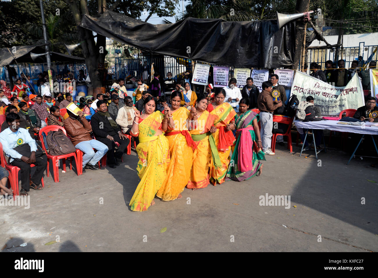 Kolkata, India. 09th Jan, 2018. Adivasi (tribal) men and women perform ...