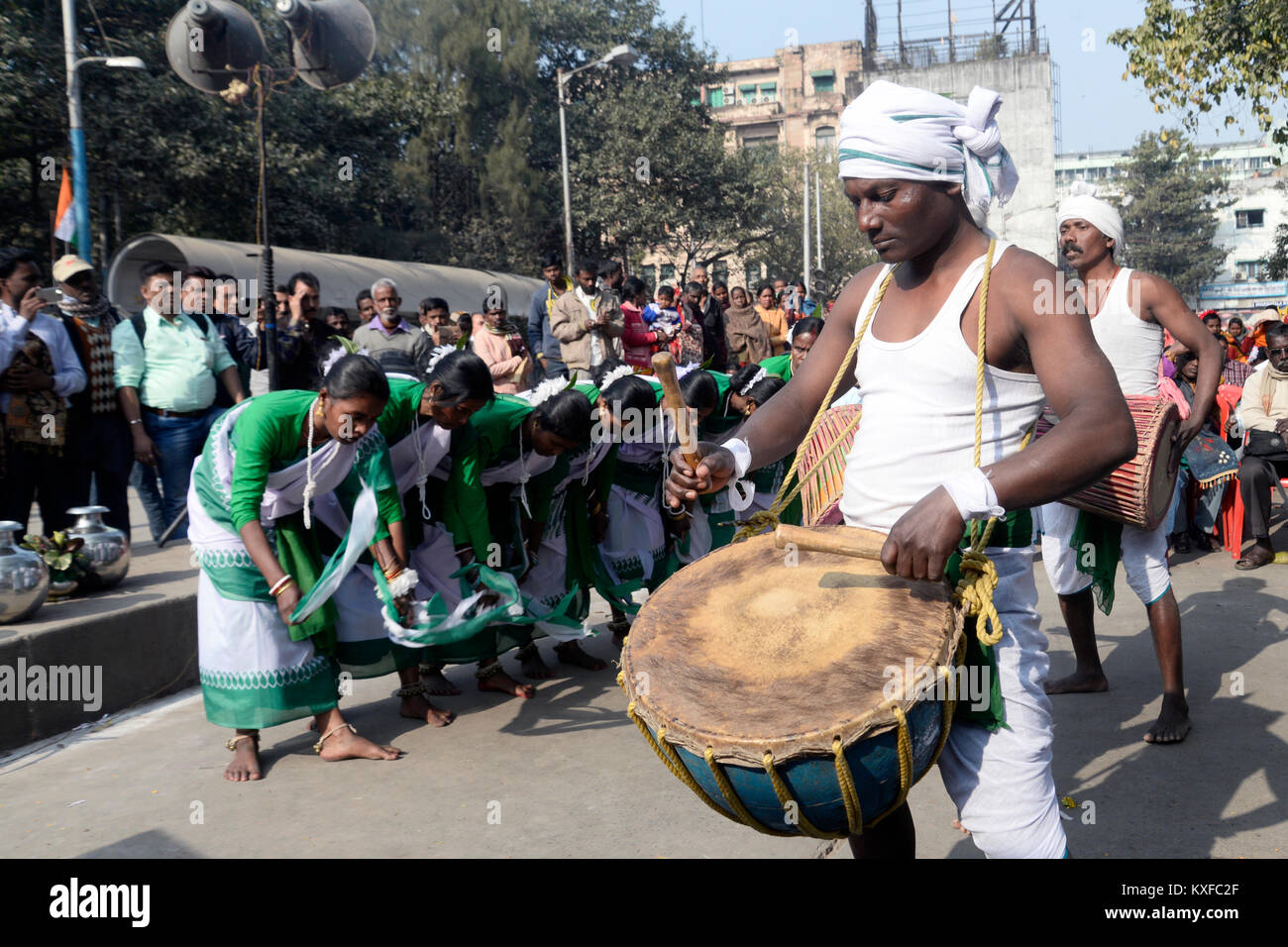 Kolkata, India. 09th Jan, 2018. Adivasi (tribal) men and women perform ...