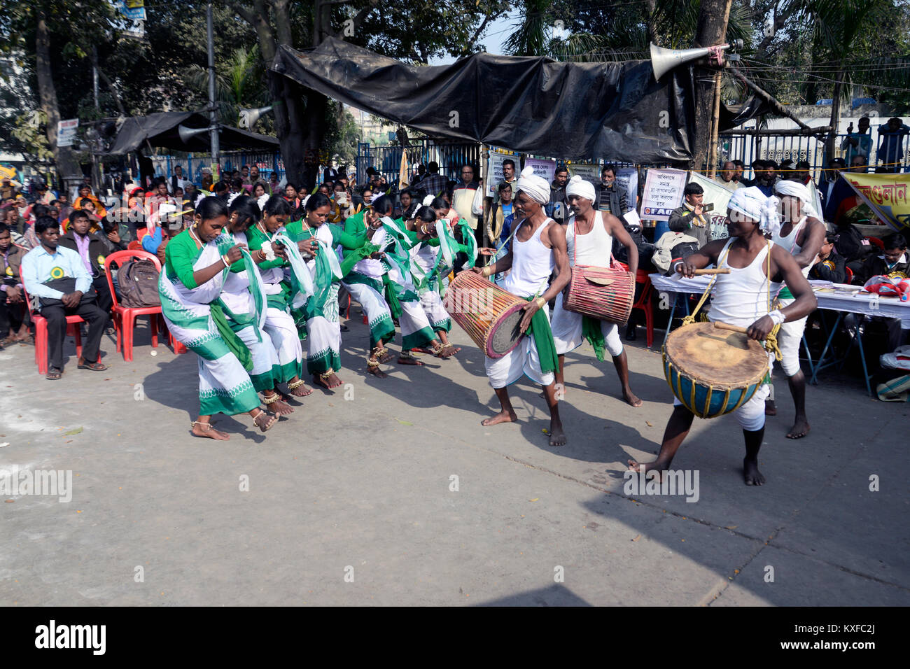 Kolkata, India. 09th Jan, 2018. Adivasi (tribal) men and women perform ...