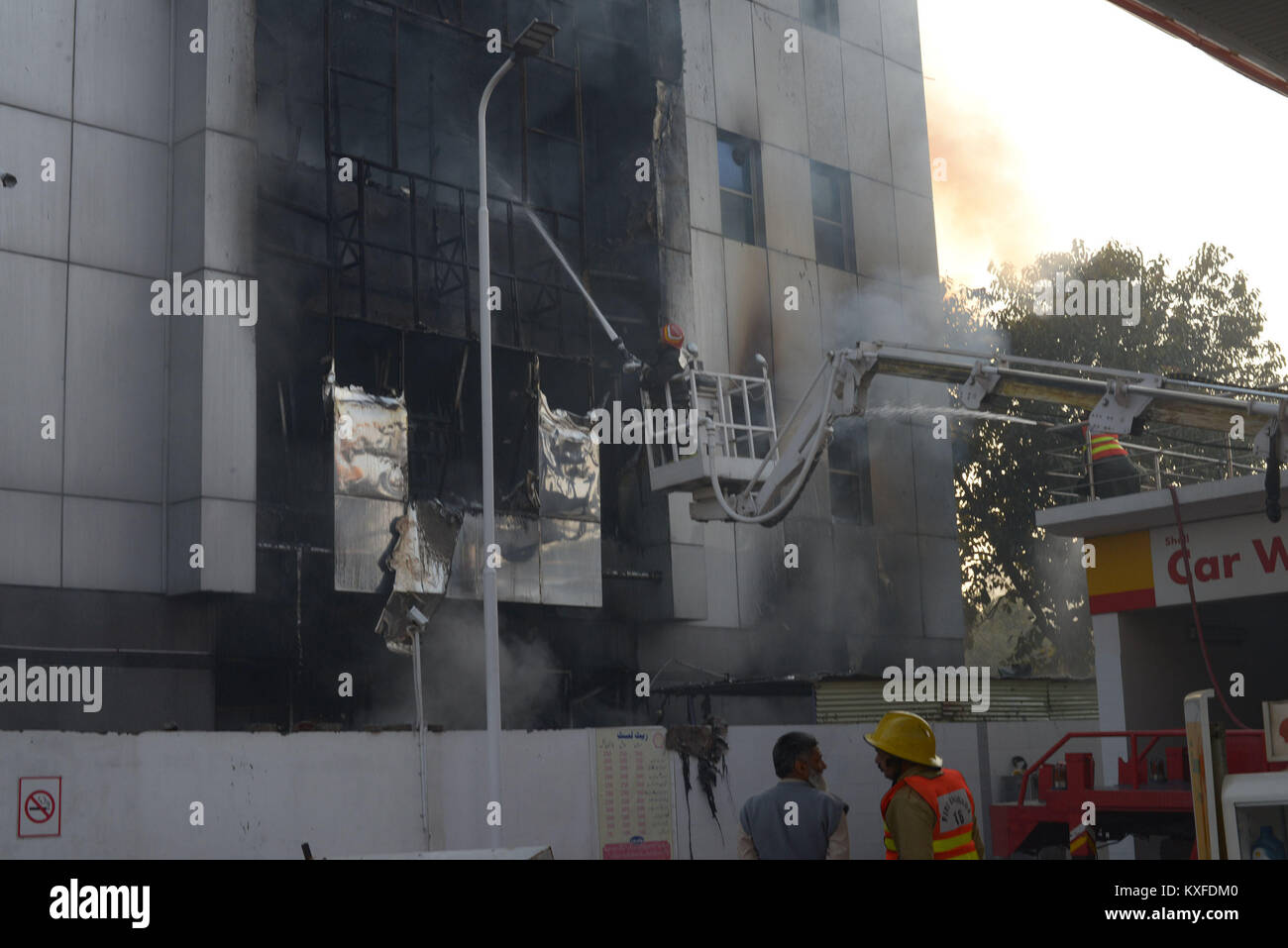 Lahore, Pakistan. 09th Jan, 2018. Pakistani Fire Fighters struggling to ...