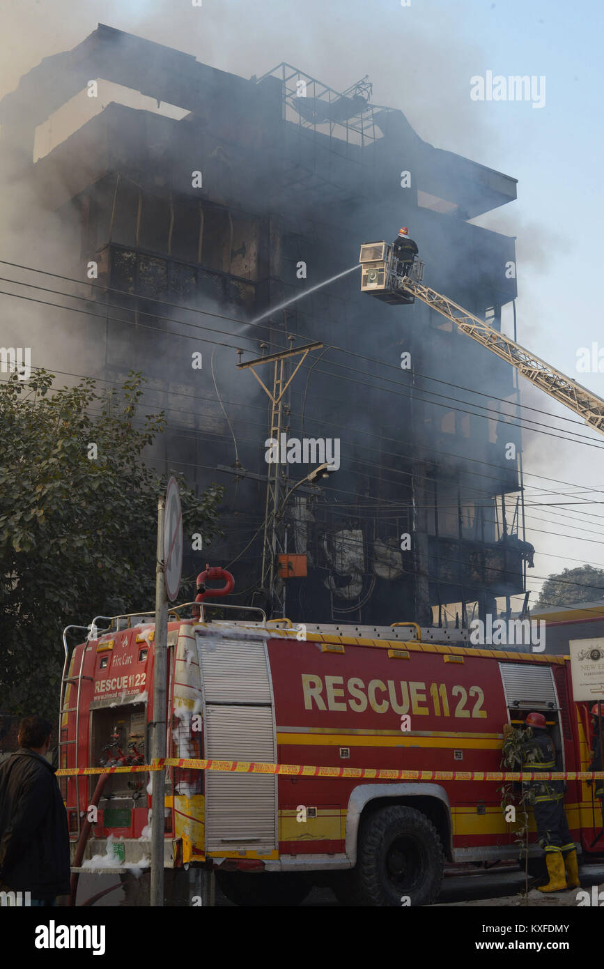 Lahore, Pakistan. 09th Jan, 2018. Pakistani Fire Fighters struggling to ...