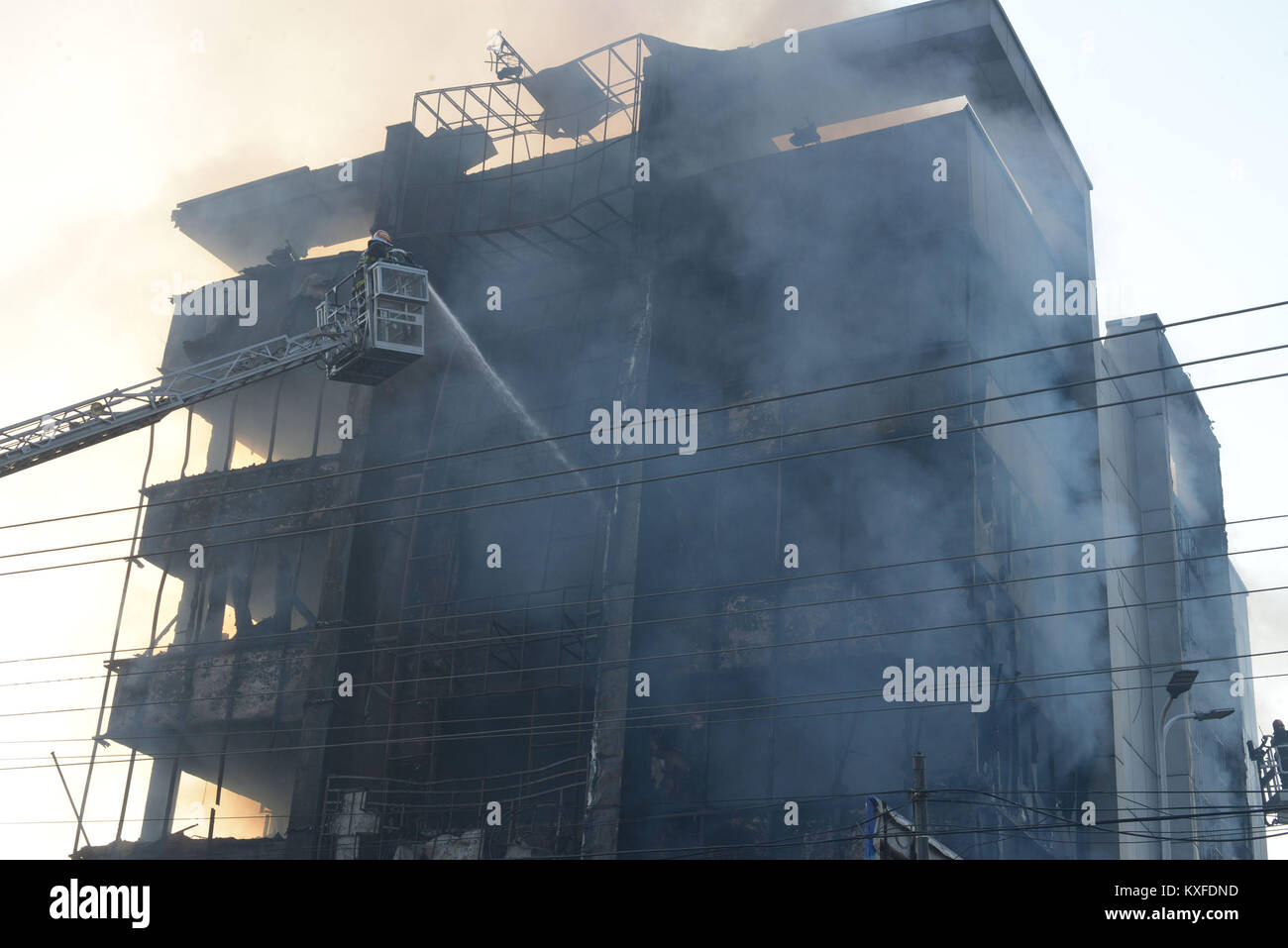 Lahore, Pakistan. 09th Jan, 2018. Pakistani Fire Fighters struggling to ...