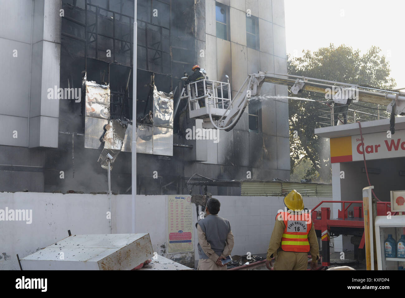 Lahore, Pakistan. 09th Jan, 2018. Pakistani Fire Fighters struggling to ...