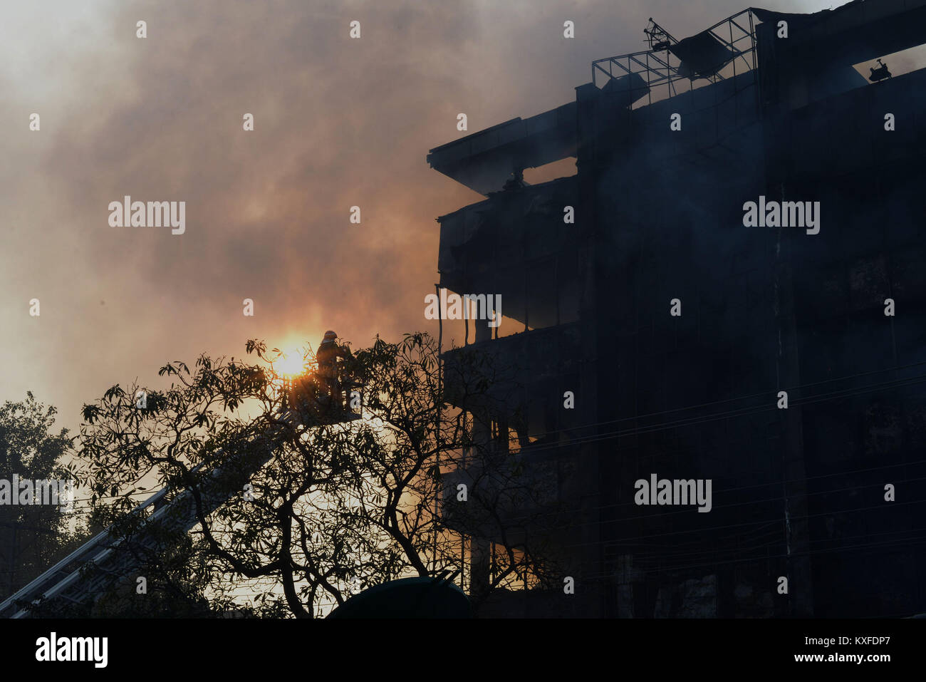 Lahore, Pakistan. 09th Jan, 2018. Pakistani Fire Fighters struggling to ...
