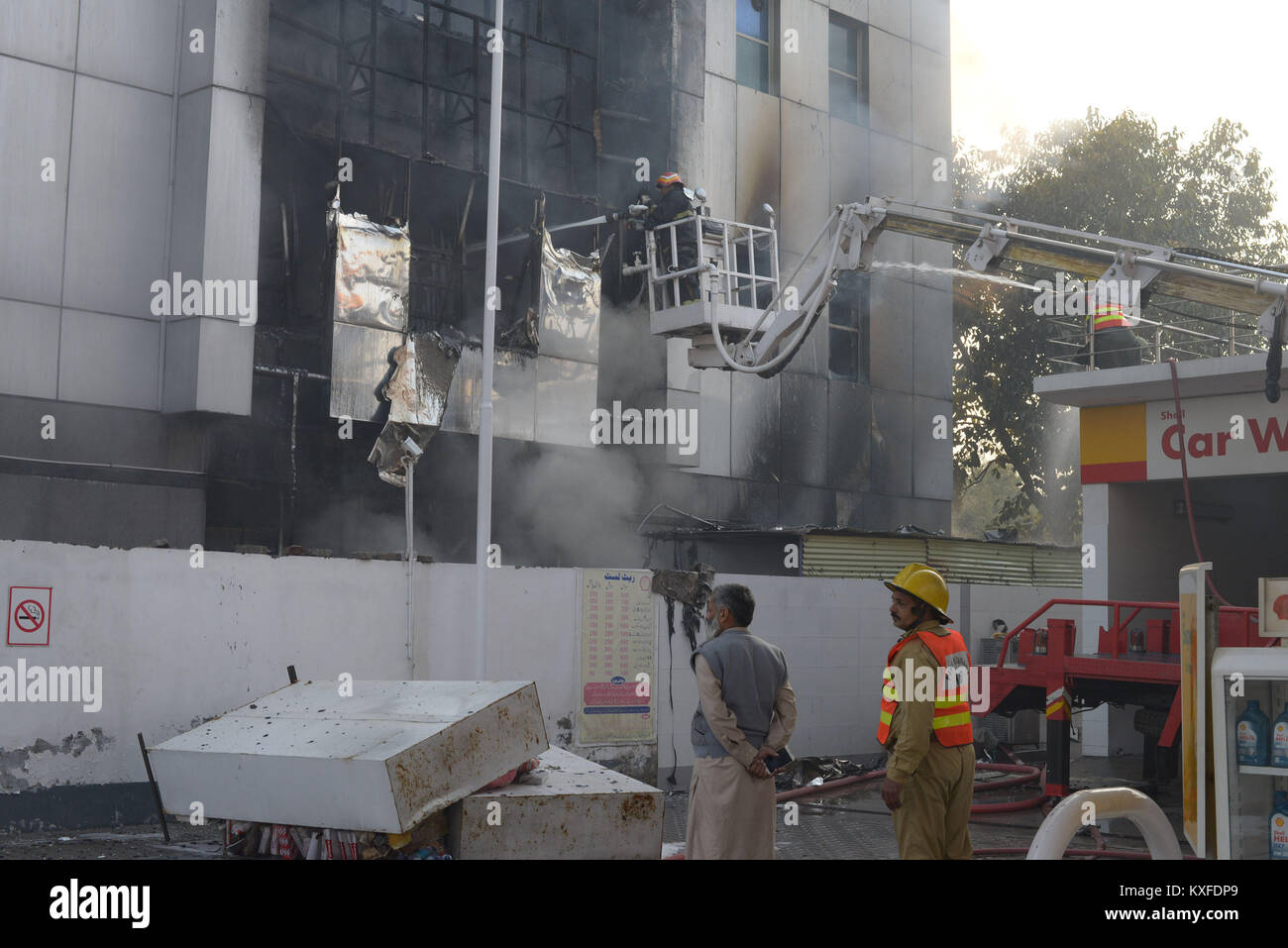 Lahore, Pakistan. 09th Jan, 2018. Pakistani Fire Fighters struggling to ...