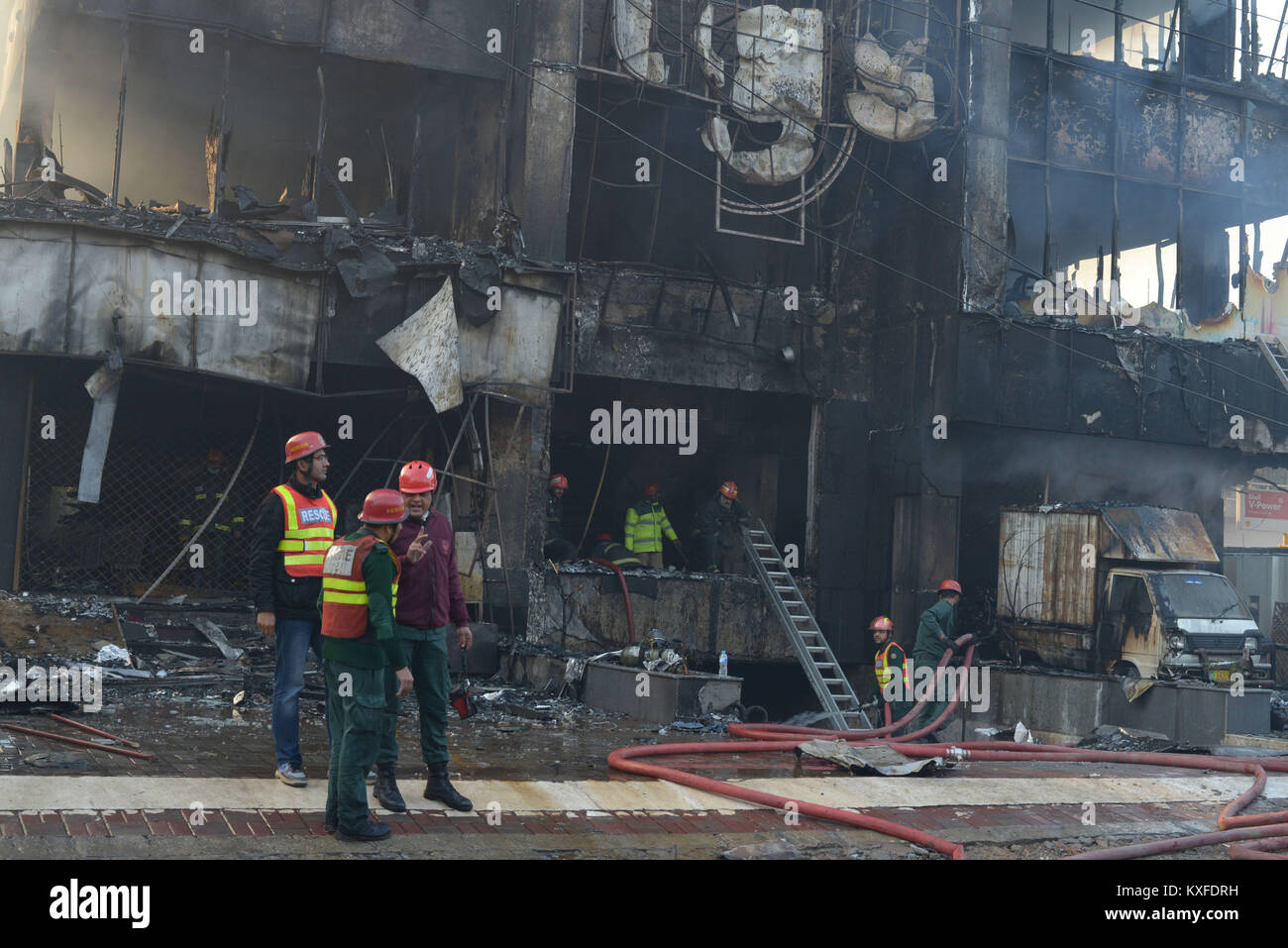 Lahore, Pakistan. 09th Jan, 2018. Pakistani Fire Fighters struggling to ...