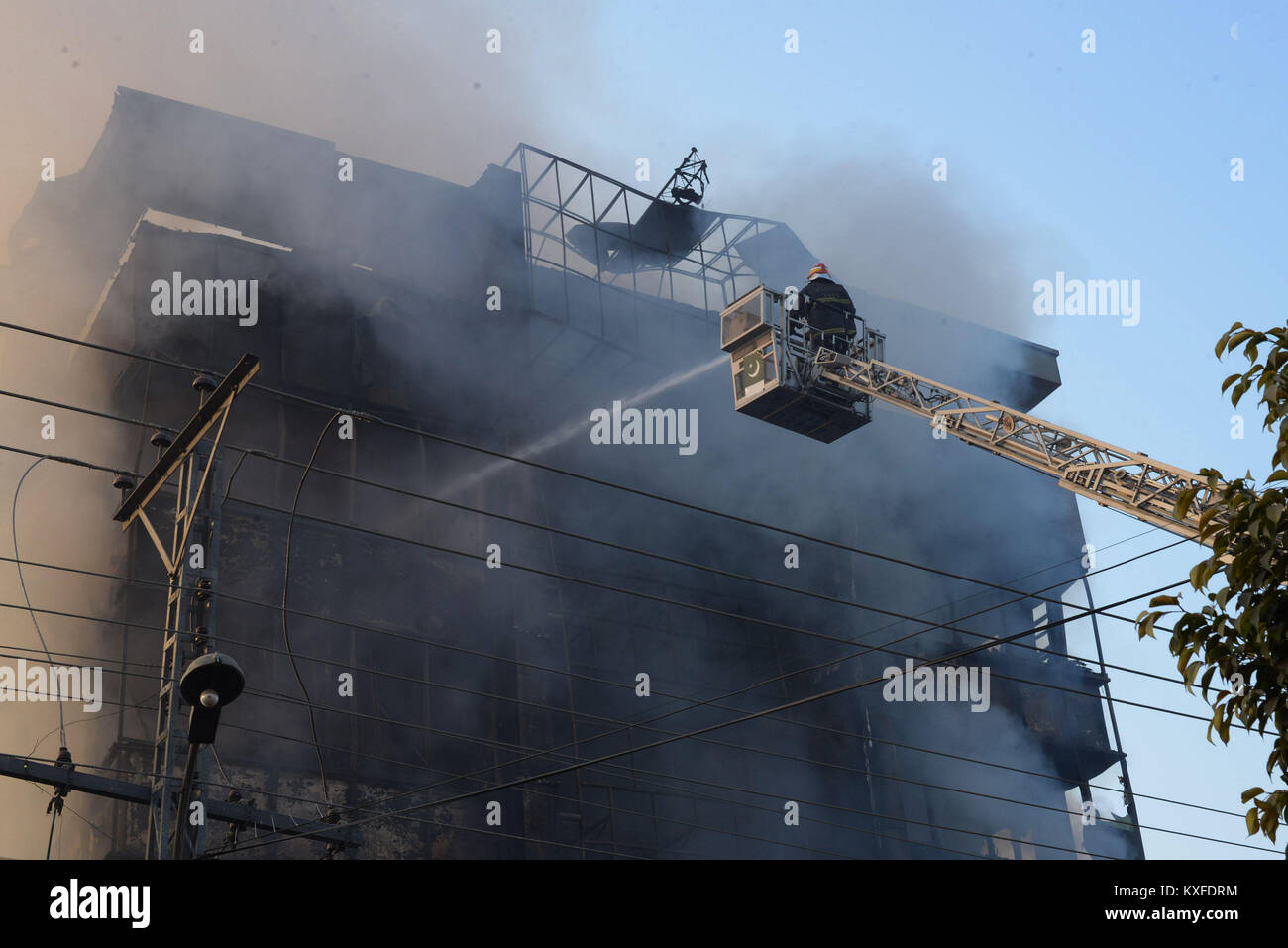 Lahore, Pakistan. 09th Jan, 2018. Pakistani Fire Fighters struggling to ...