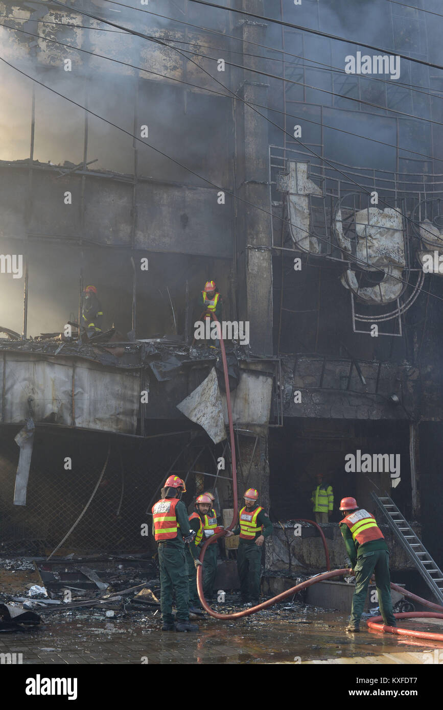 Lahore, Pakistan. 09th Jan, 2018. Pakistani Fire Fighters struggling to ...