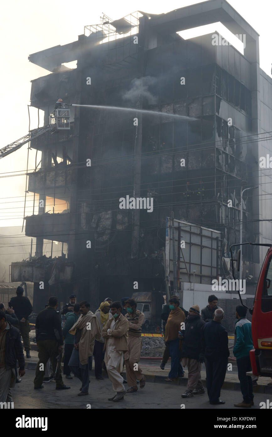 Lahore, Pakistan. 09th Jan, 2018. Pakistani Fire Fighters struggling to ...