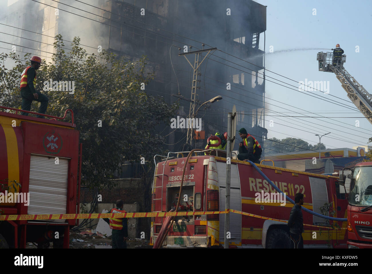 Lahore, Pakistan. 09th Jan, 2018. Pakistani Fire Fighters struggling to ...