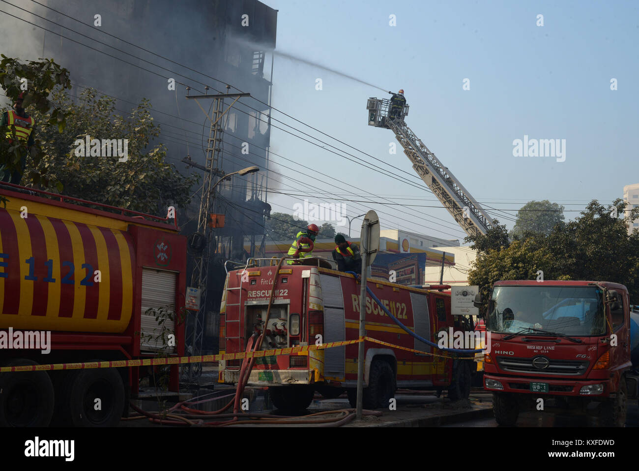 Lahore, Pakistan. 09th Jan, 2018. Pakistani Fire Fighters struggling to ...