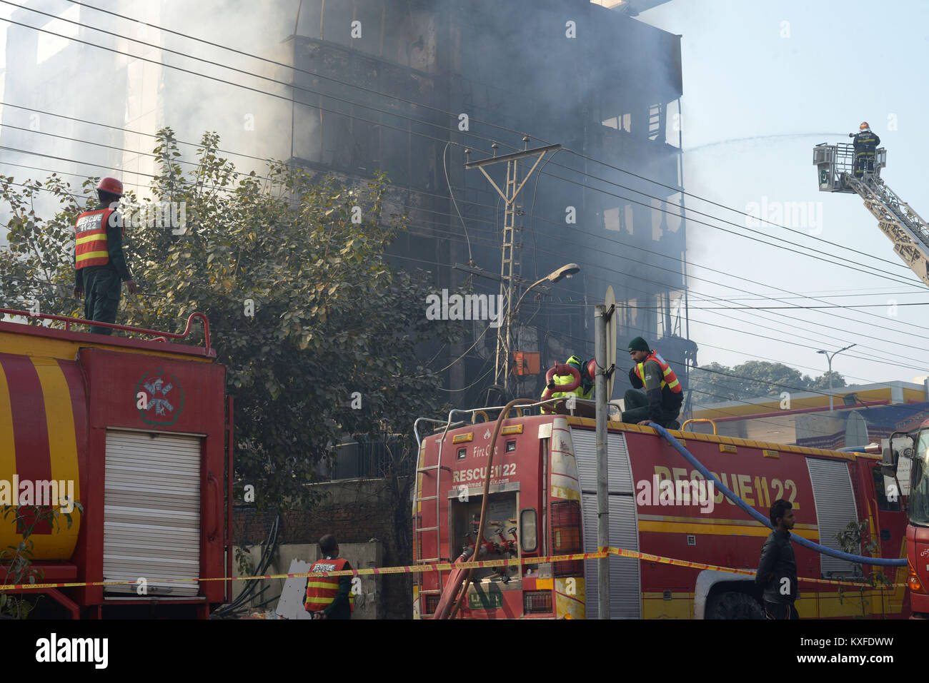 Lahore, Pakistan. 09th Jan, 2018. Pakistani Fire Fighters struggling to ...