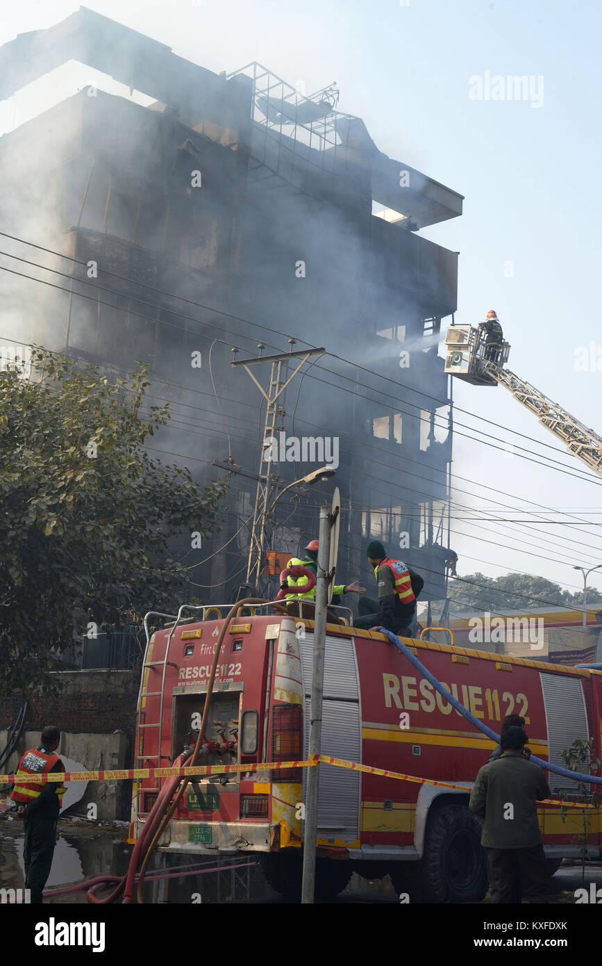 Lahore, Pakistan. 09th Jan, 2018. Pakistani Fire Fighters struggling to ...