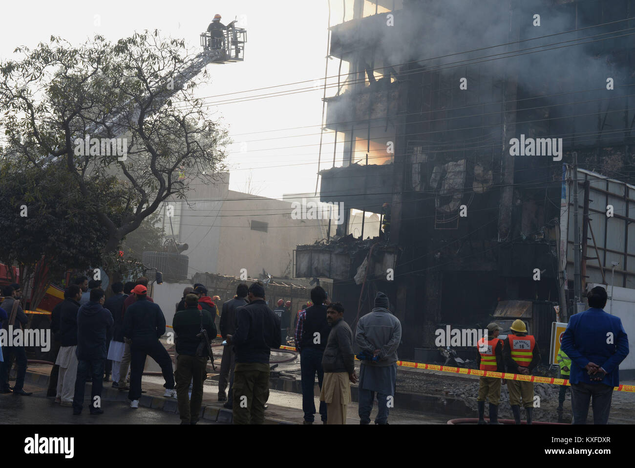 Lahore, Pakistan. 09th Jan, 2018. Pakistani Fire Fighters struggling to ...