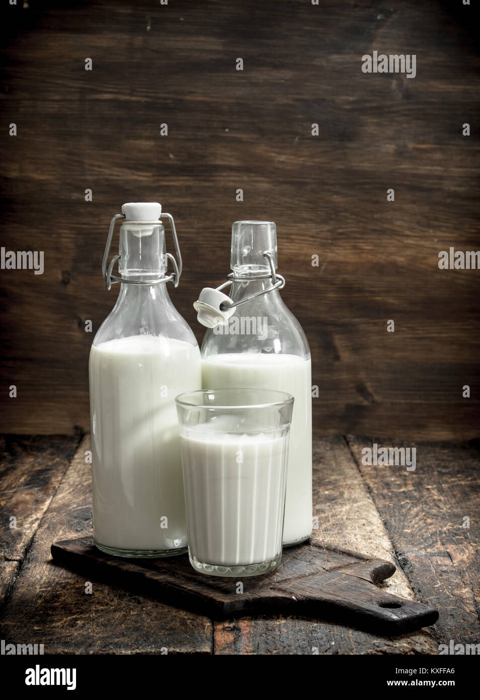 Fresh cow's milk. On a wooden background Stock Photo - Alamy