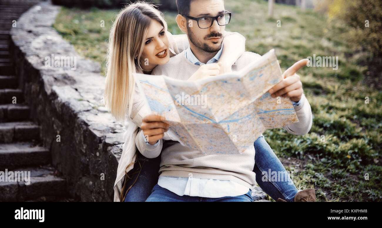 City couple map hi-res stock photography and images - Alamy