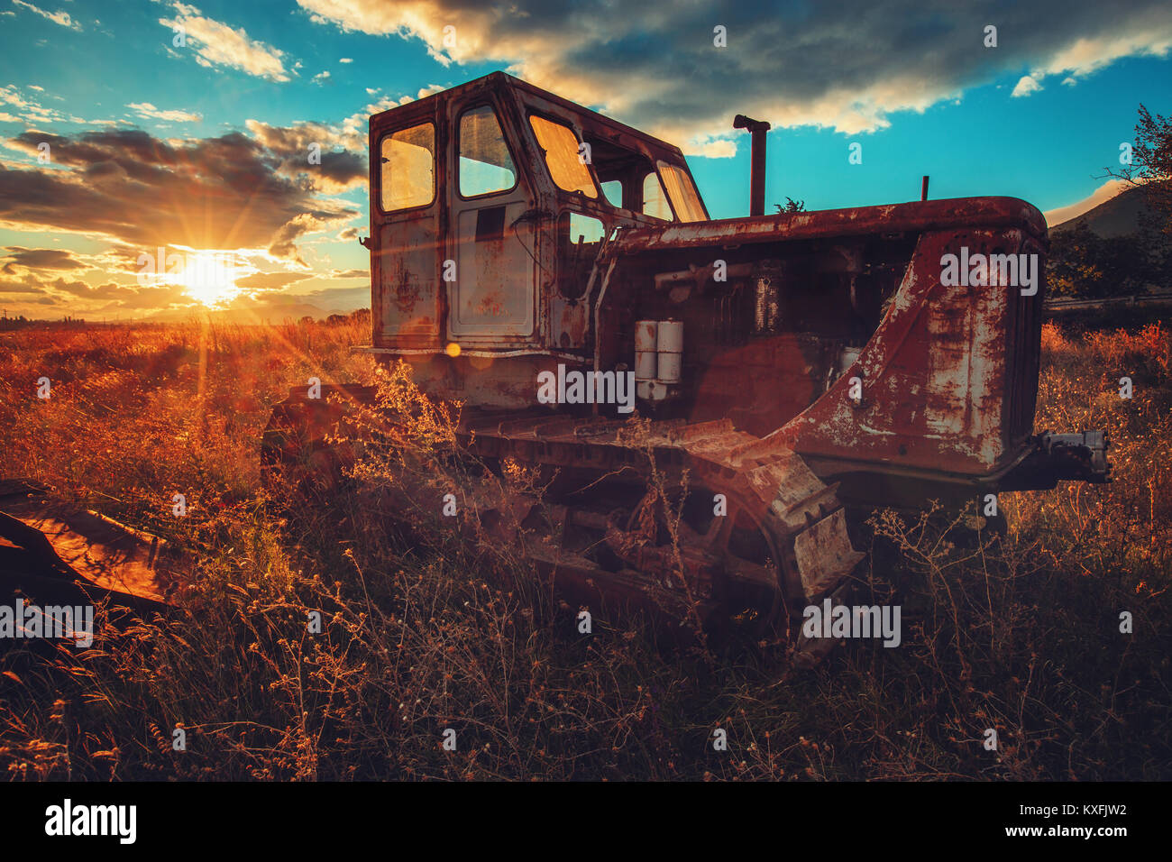Abandoned tractor in a field hi-res stock photography and images - Alamy