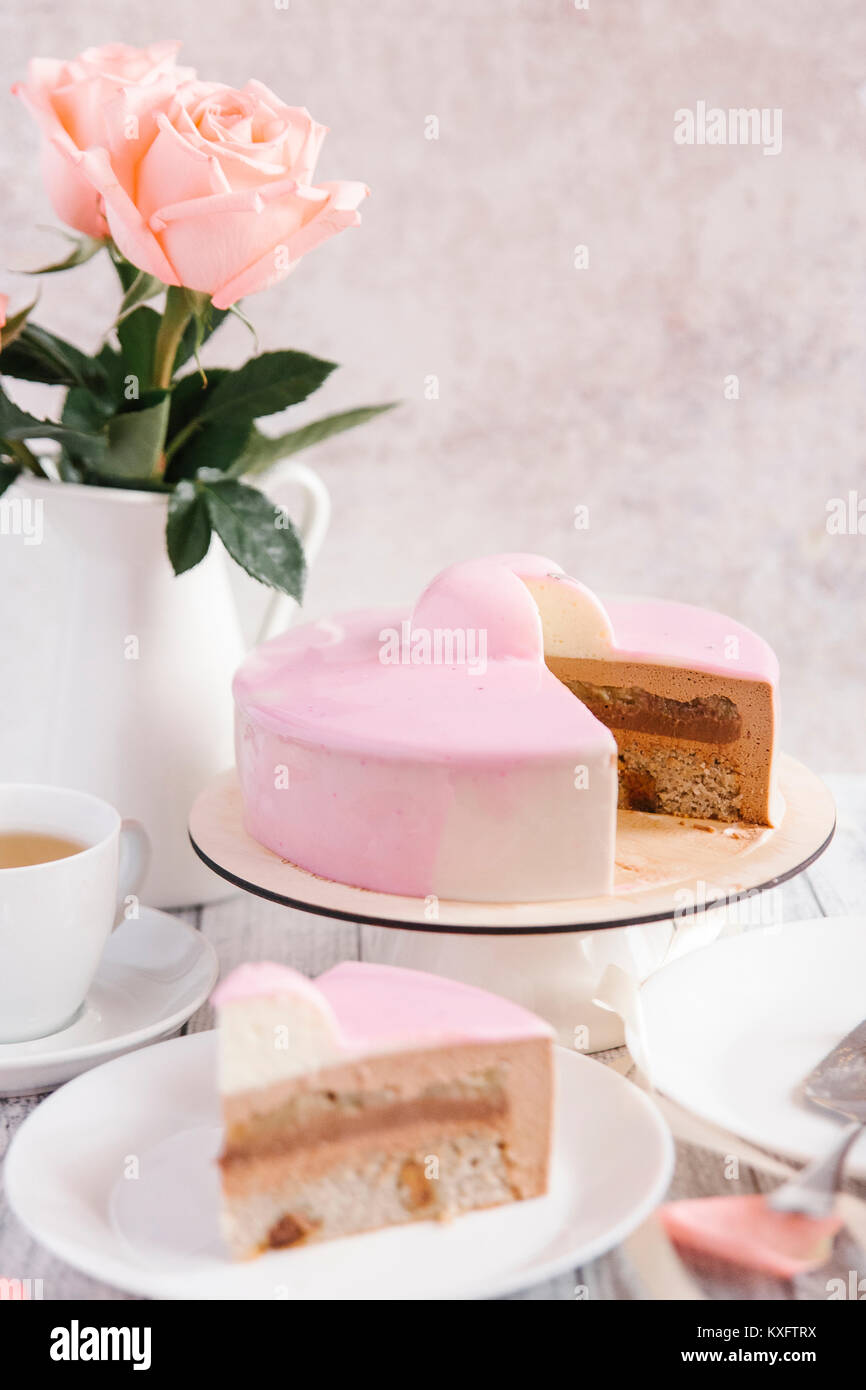 Pink roses on cake hi-res stock photography and images - Alamy