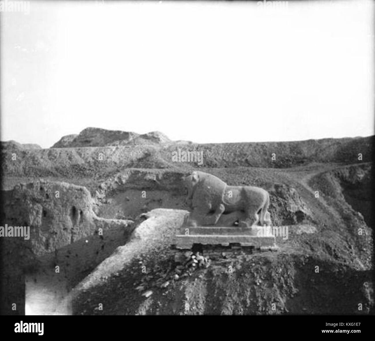 Statue on platform Black and White Stock Photos & Images - Alamy