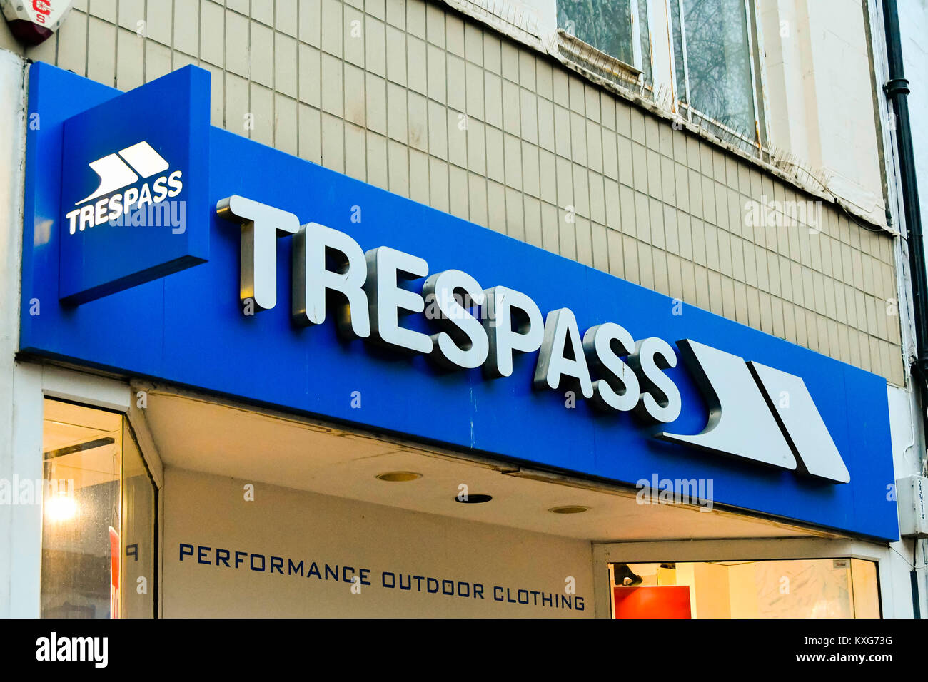 Trespass sign logo hi-res stock photography and images - Alamy