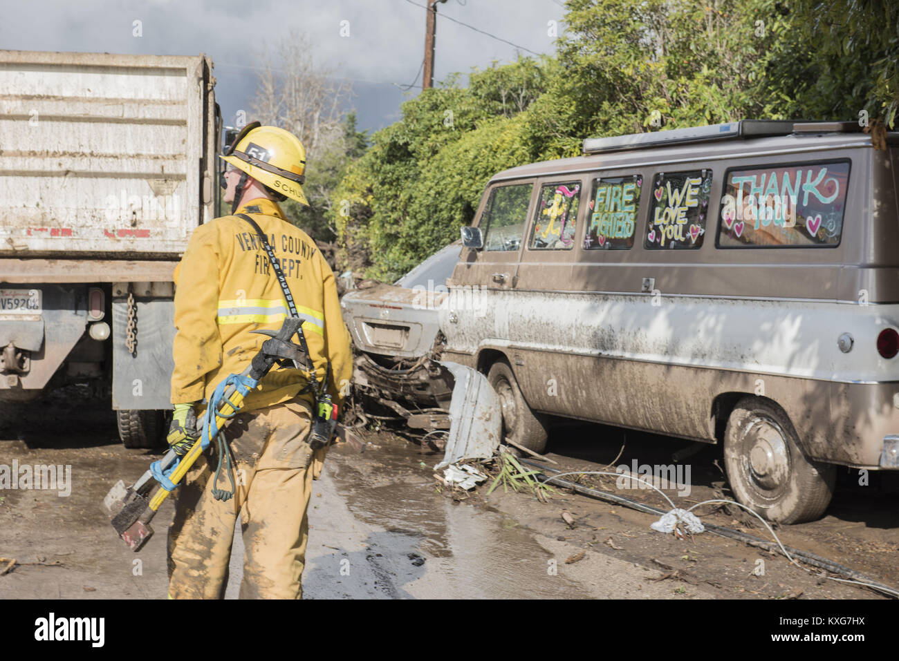 Montecito, California, USA. 9th January, 2018. A firefighter walks down ...