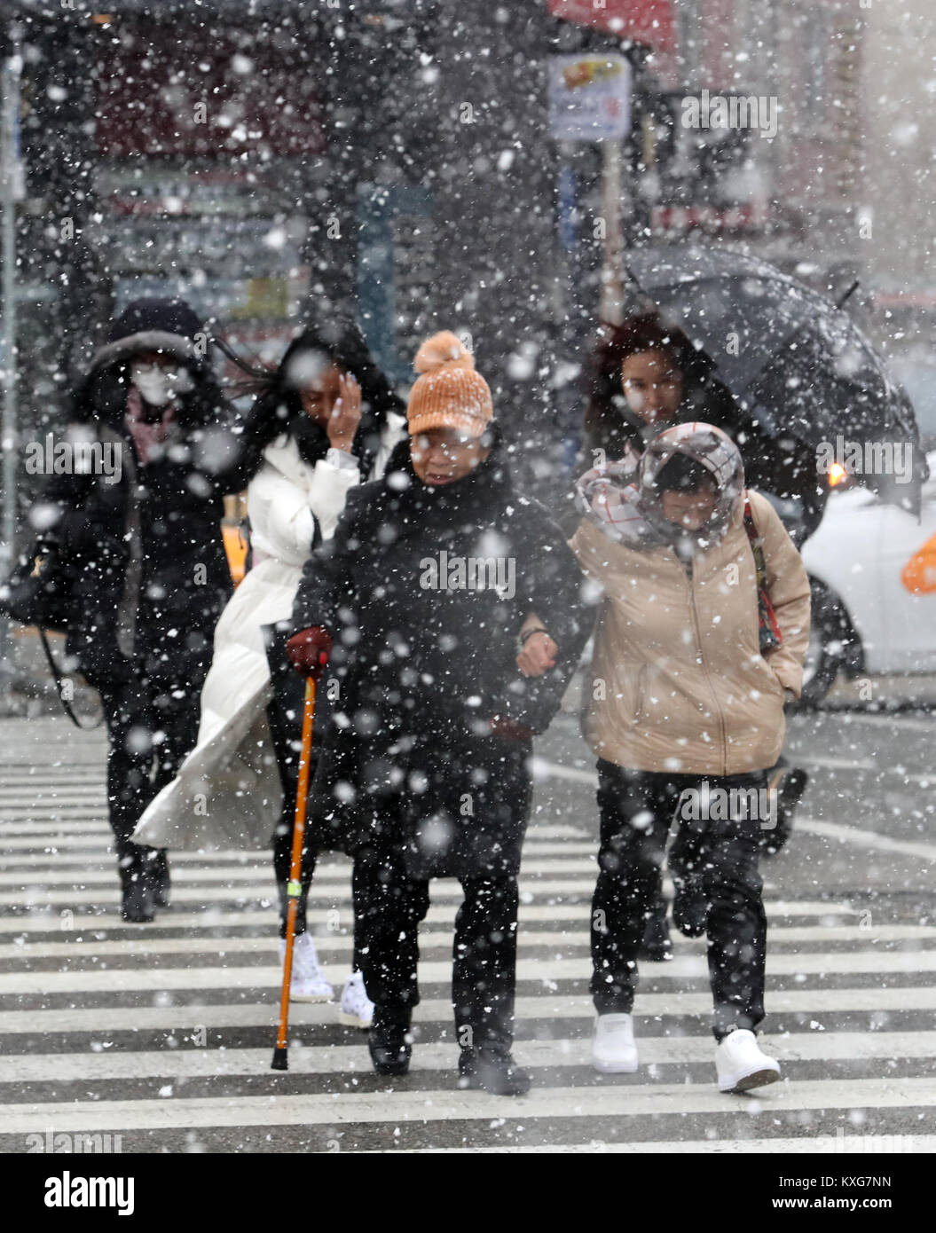 Busan, Korea. 10th Jan, 2018. Snowfall in Busan People cross a street ...