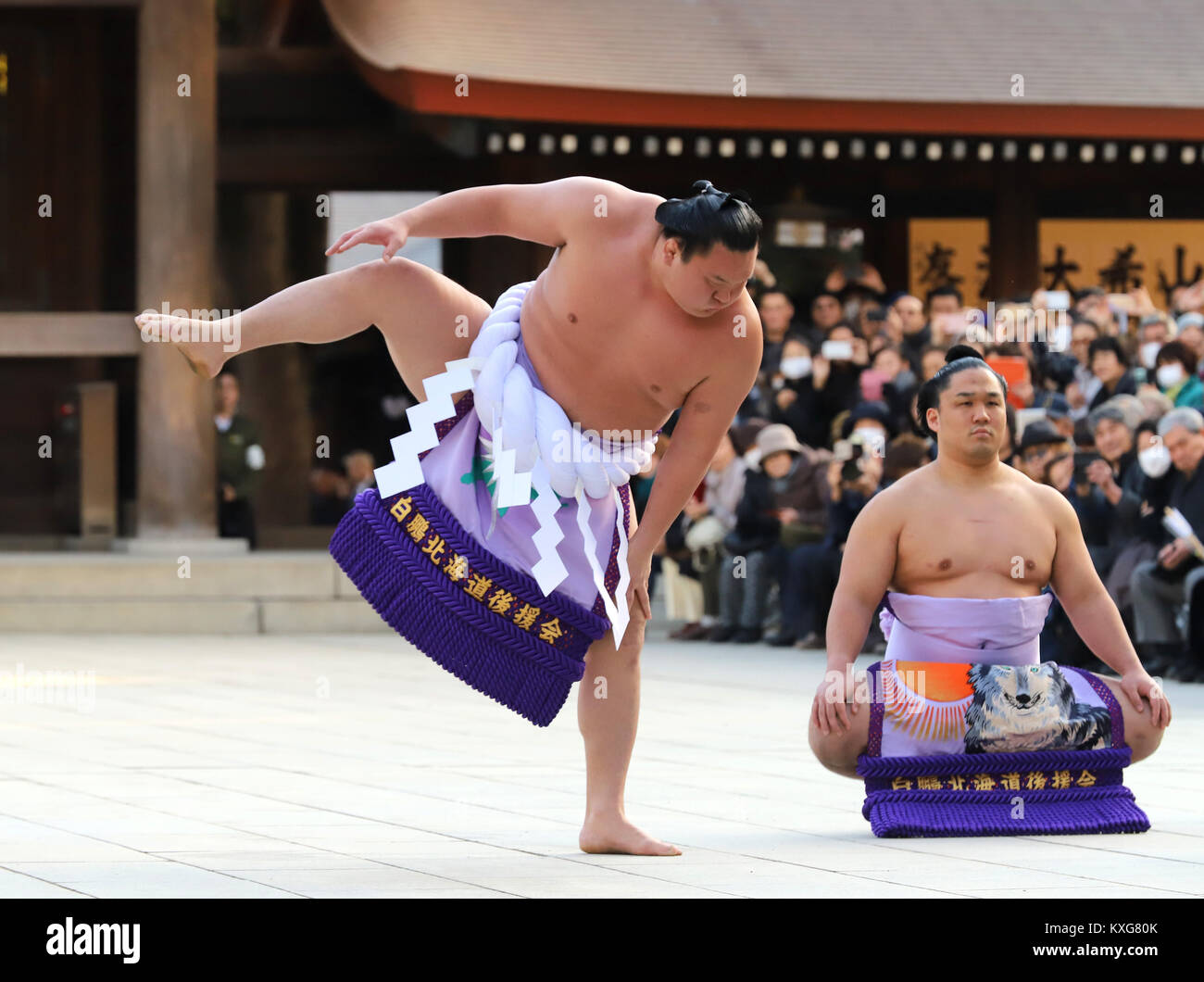 Tokyo, Japan. 9th Jan, 2018. Sumo grand champion "yokozuna" Hakuho (L ...