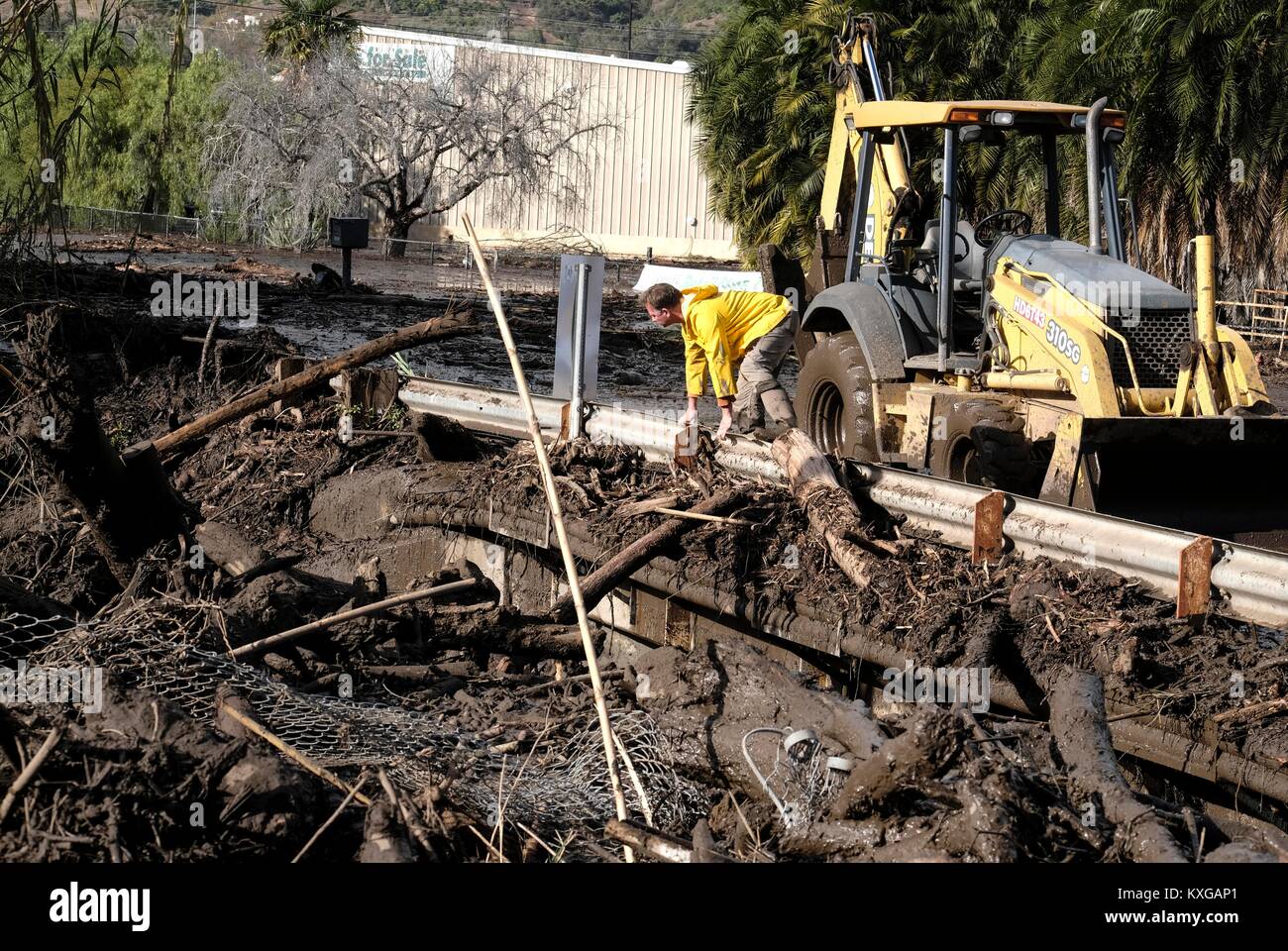 Montecito, USA. 9th Jan, 2018. The U.S. 101 freeway is blocked with ...