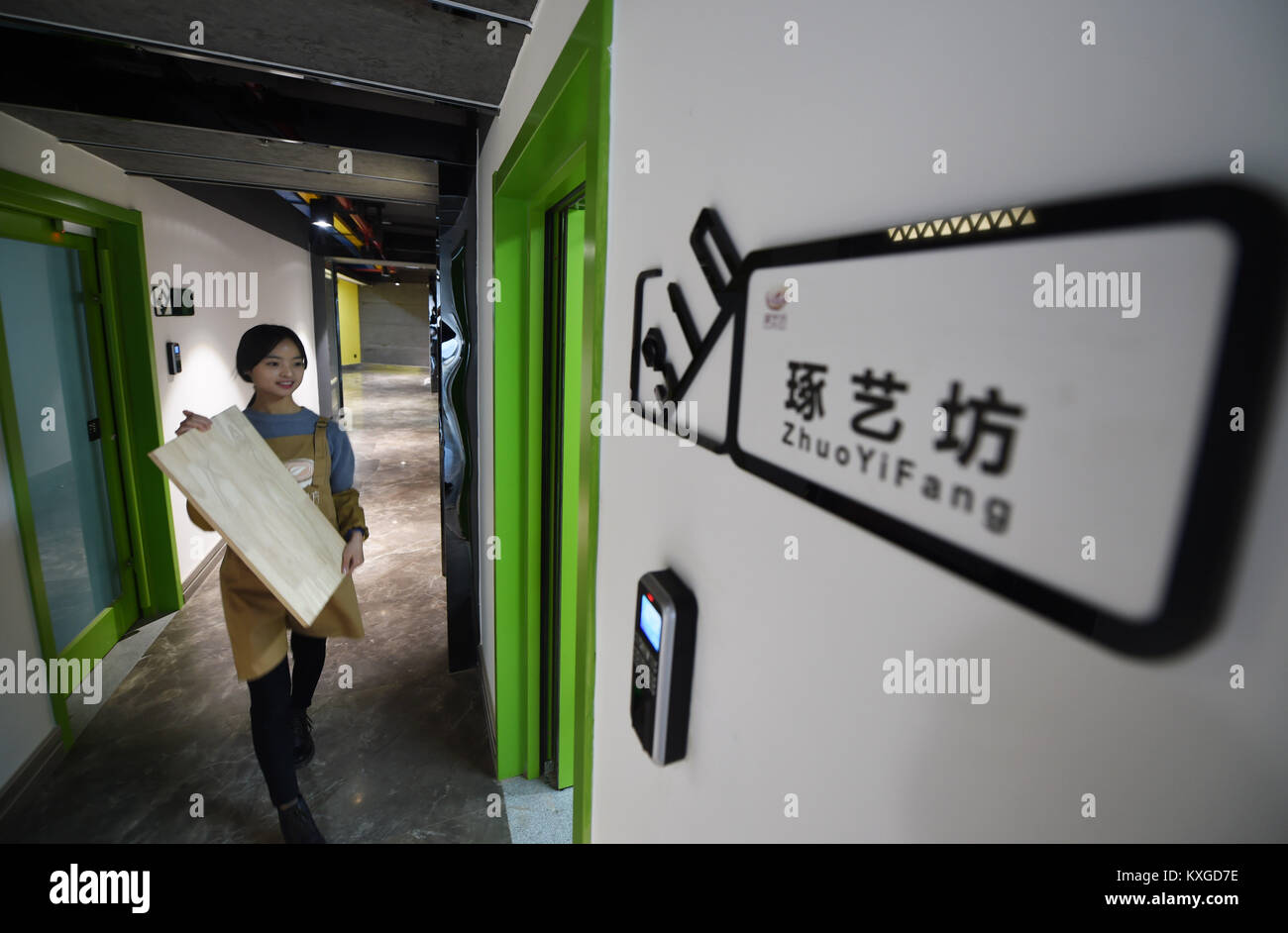 (180110) -- LANZHOU, Jan. 10, 2018 (Xinhua) -- Song Lele carries ...