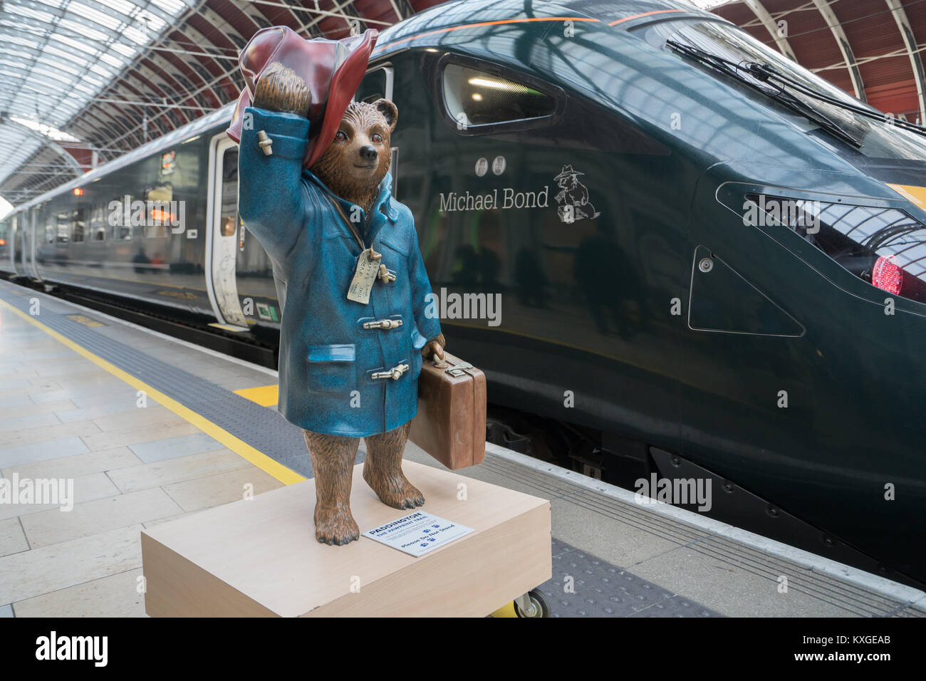 Paddington bear statue paddington station hi-res stock photography and ...