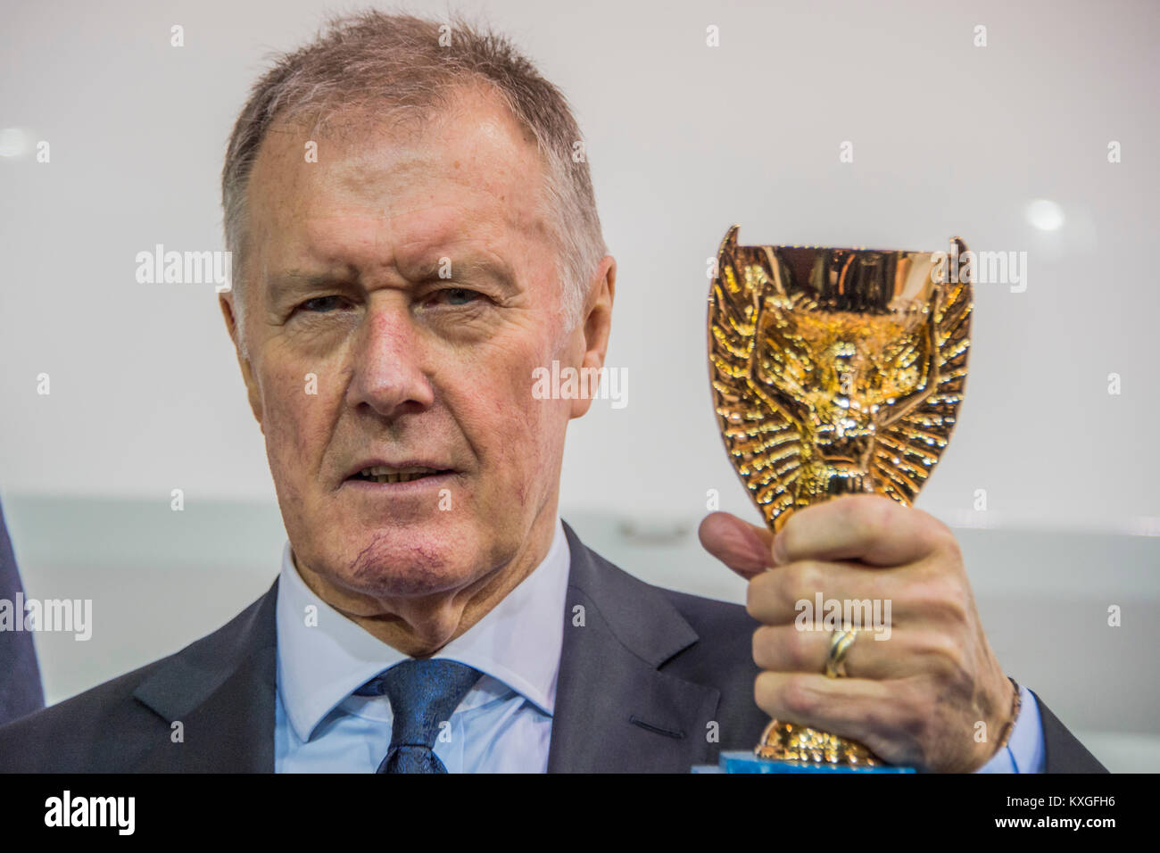 London, UK. 10th Jan, 2018. Sir Geoff Hurst and the Jules Rimet trophy ...