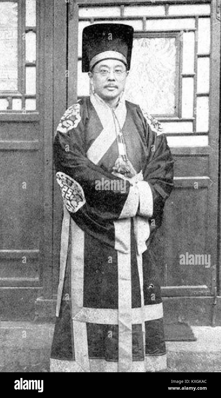 Republic of China ceremonial attire — traditional clothing worn during ...