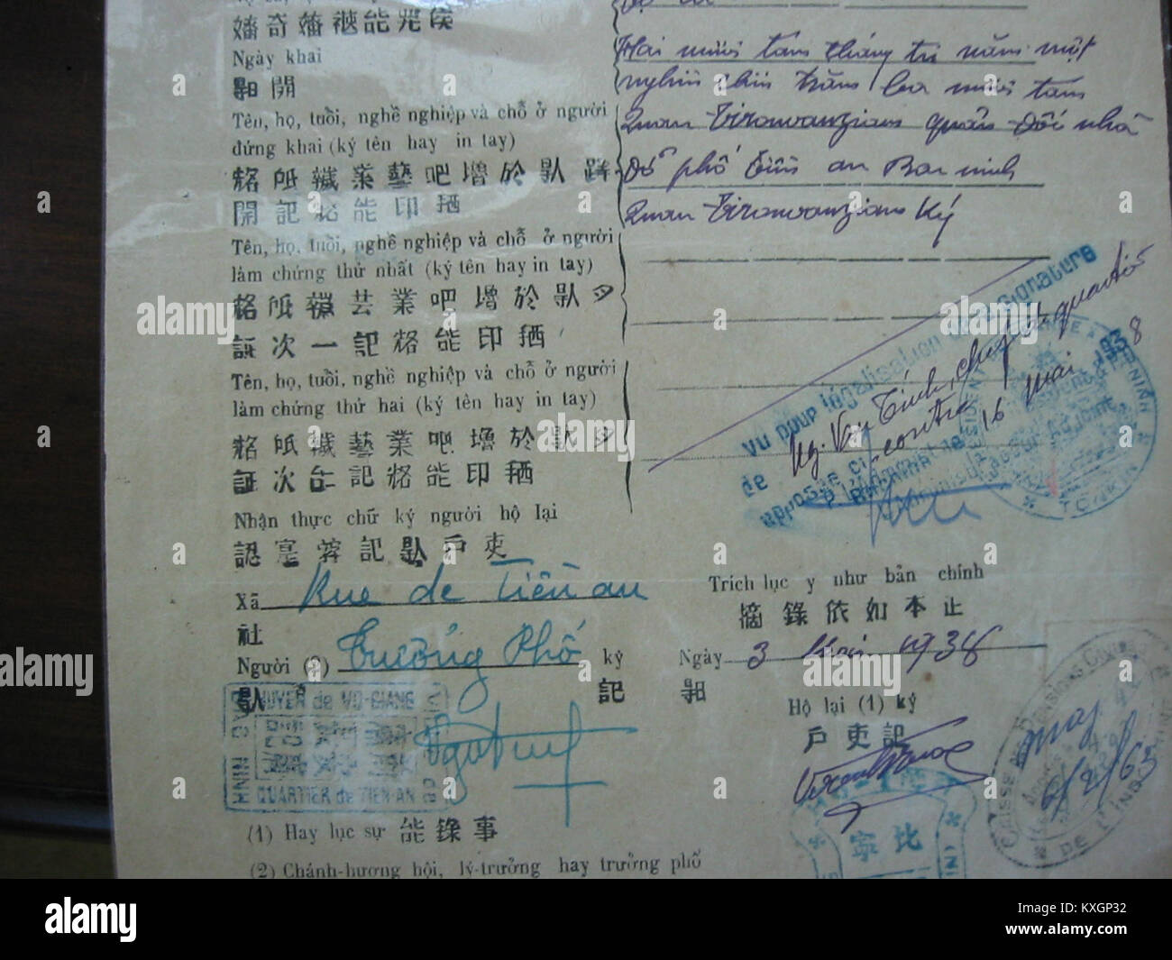 This document is a Vietnamese birth certificate from 1938, written in ...