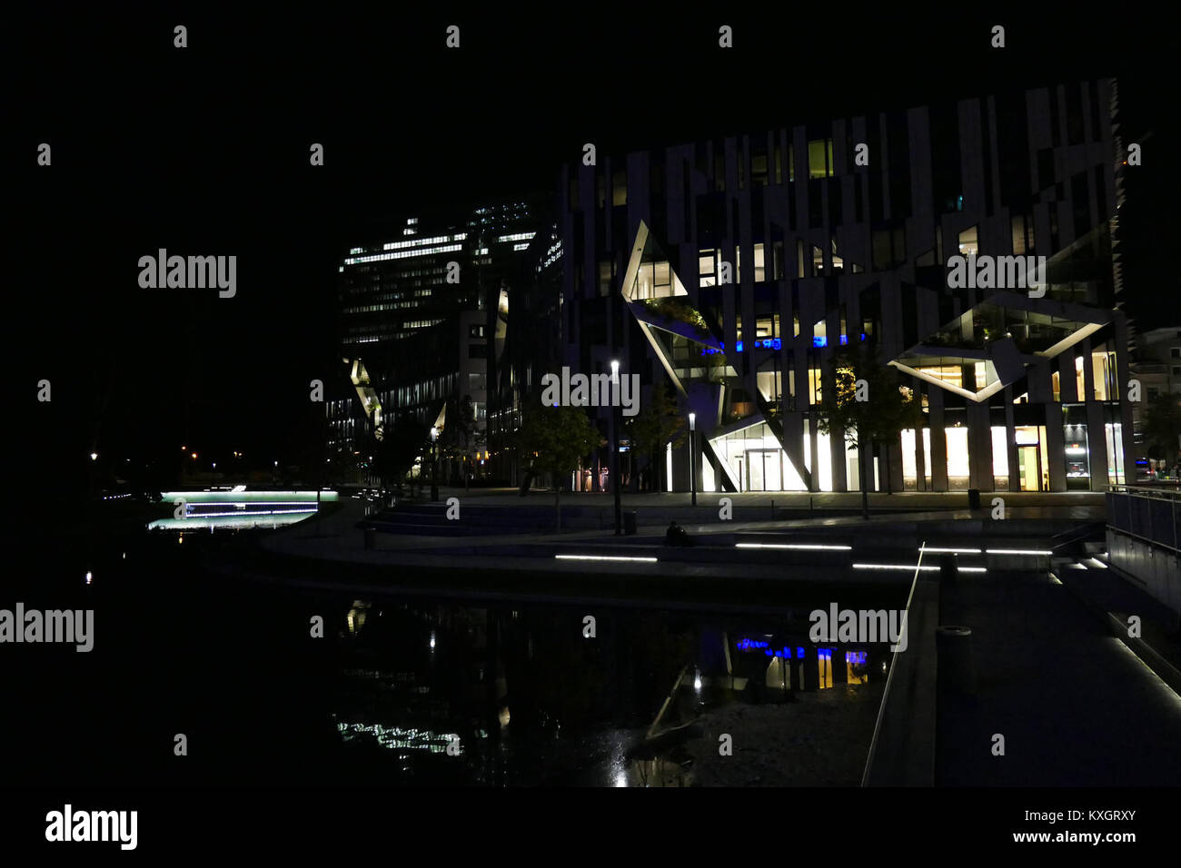 Stock photo of apple store hi-res stock photography and images - Alamy