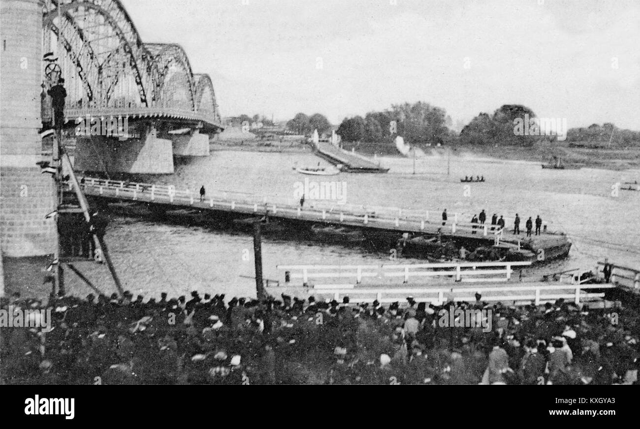 This image depicts the Abschwenken Schiffbrücke, a bridge in Tilsit ...