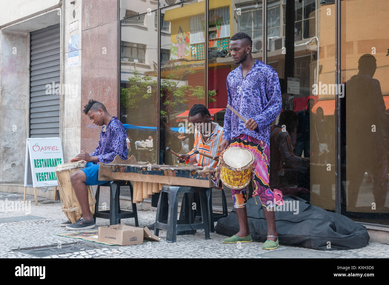 Street life in afro hi-res stock photography and images - Alamy