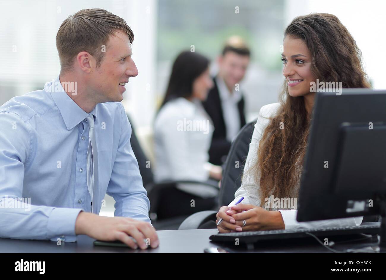 Manager and employee discuss work problem Stock Photo - Alamy