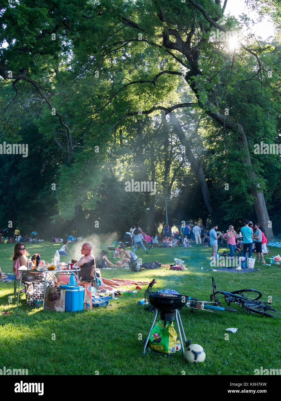 People picnicking hi-res stock photography and images - Alamy