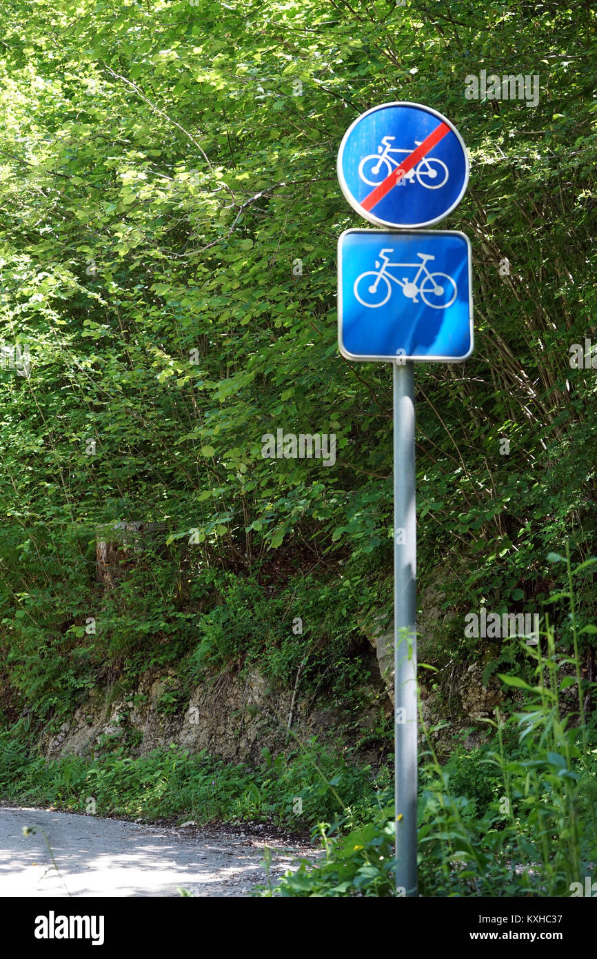 Blue road signs hi-res stock photography and images - Alamy