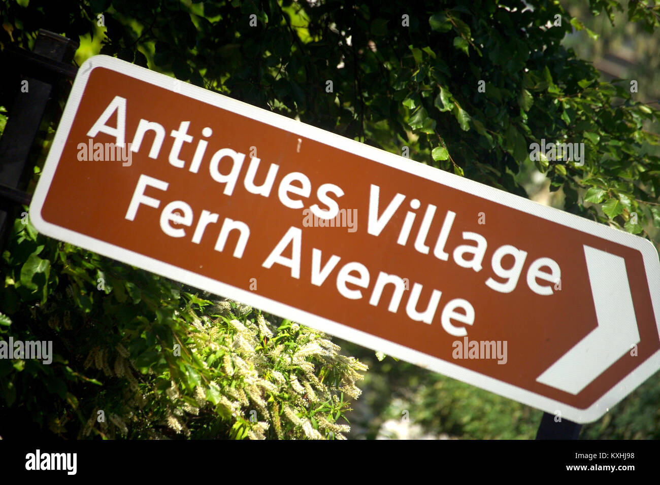 Fern avenue antiques village sign hi-res stock photography and images ...