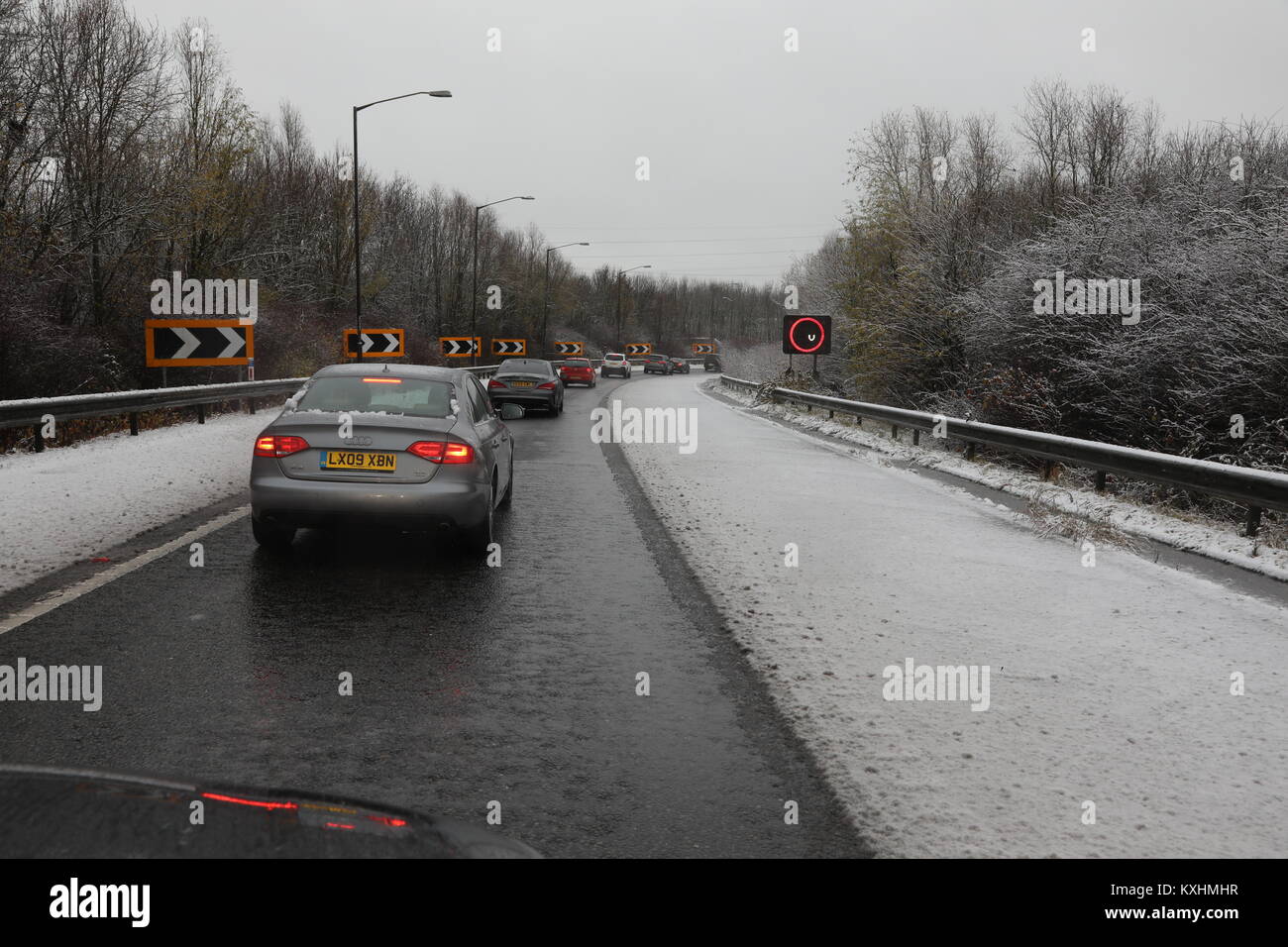 Traffic snow m25 motorway hi-res stock photography and images - Alamy