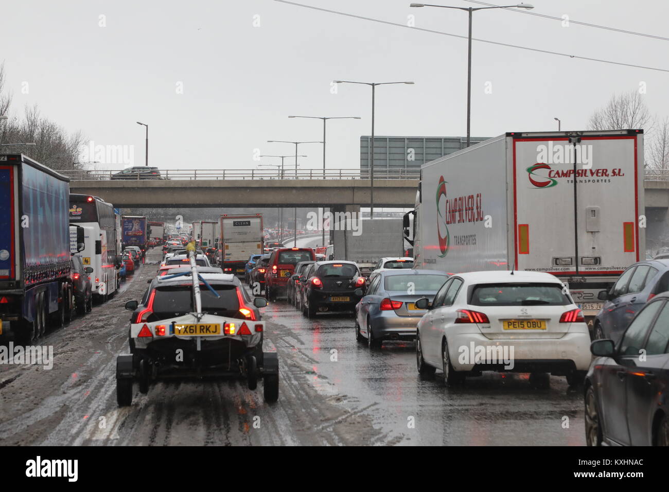 M25 snow hi-res stock photography and images - Alamy