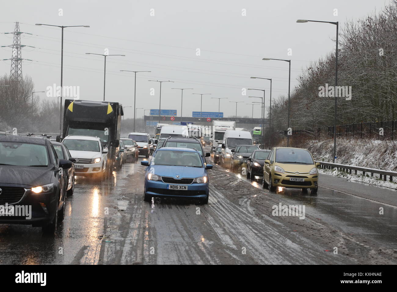 Traffic snow m25 motorway hi-res stock photography and images - Alamy