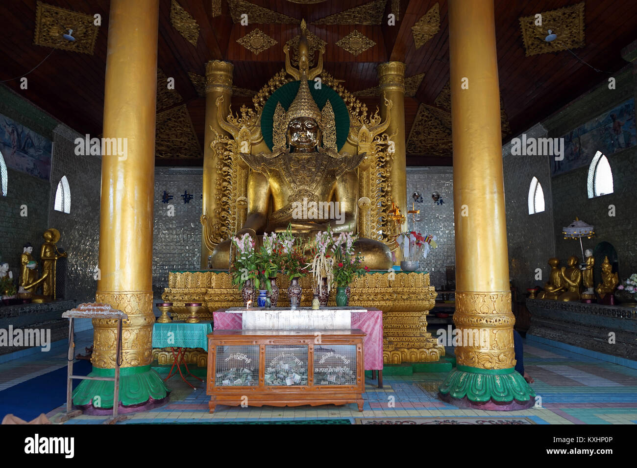 Golden altar myanmar hi-res stock photography and images - Alamy