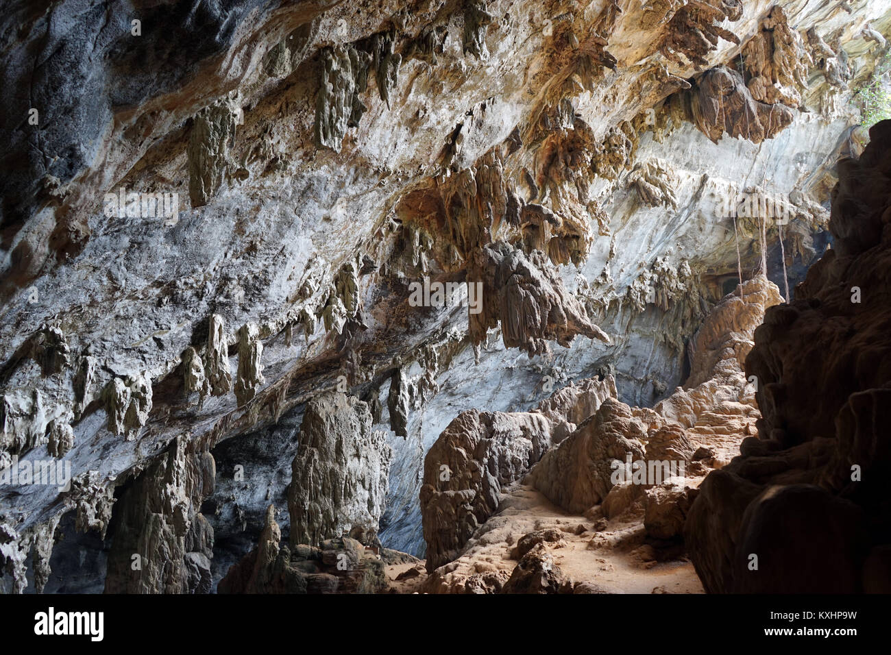 Kaw Goon cave near Hpa An, Myanmar Stock Photo - Alamy