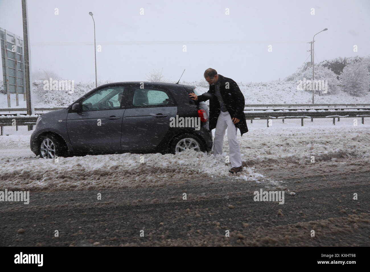 A vehicle has a spot of difficulty in the snow on the M25 motorway ...