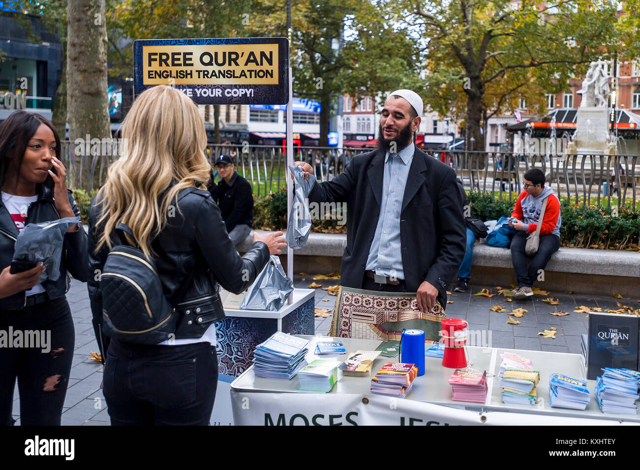 London muslim girls hi-res stock photography and images - Alamy