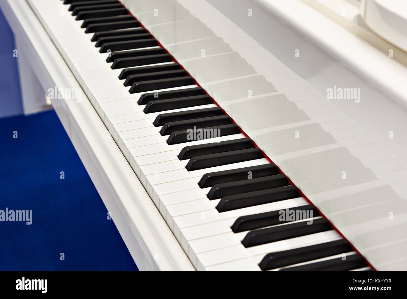 White grand piano hi-res stock photography and images - Alamy